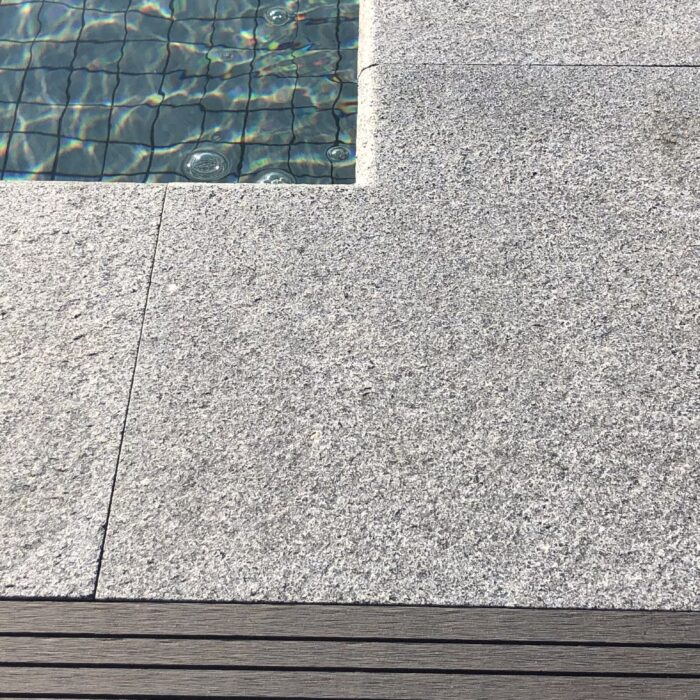 Poolsarg med kantsten runt pool vilket ger skön och halkfri sittyta