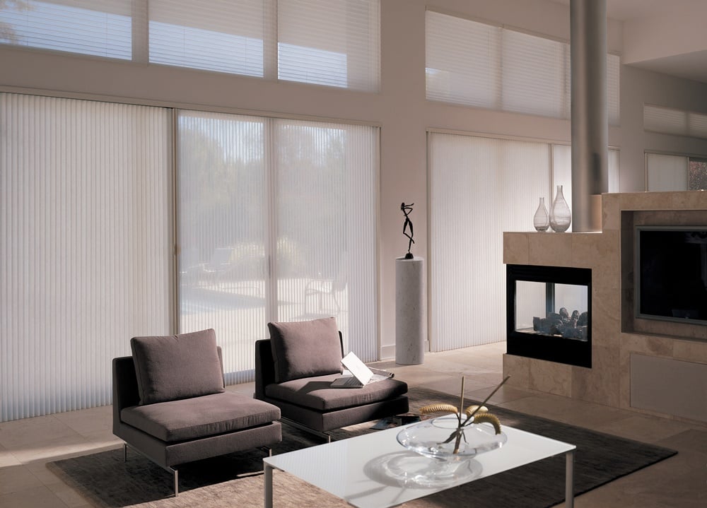Invista em cortinas verticais para decorar sua sala - HunterDouglas